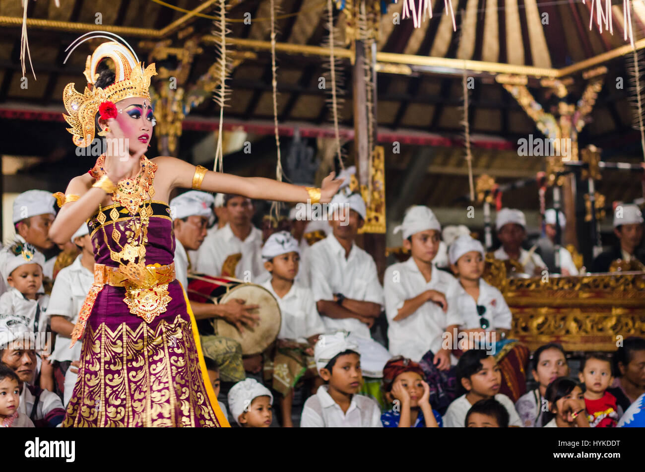 Lady dancing the gamelan in traditional indonesian clothes Stock Photo ...