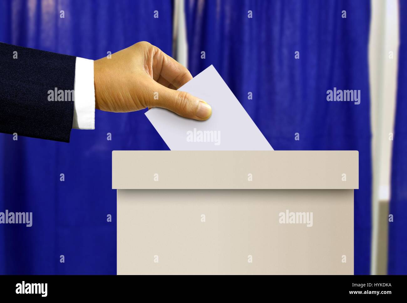 person hand casting a vote Stock Photo - Alamy