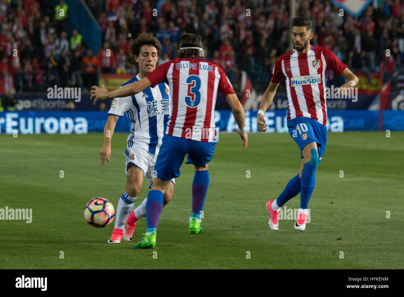 Yuri B. (L) evade Filipe Luis (C) meanwhile Yanick Carrasco (R) cover ...