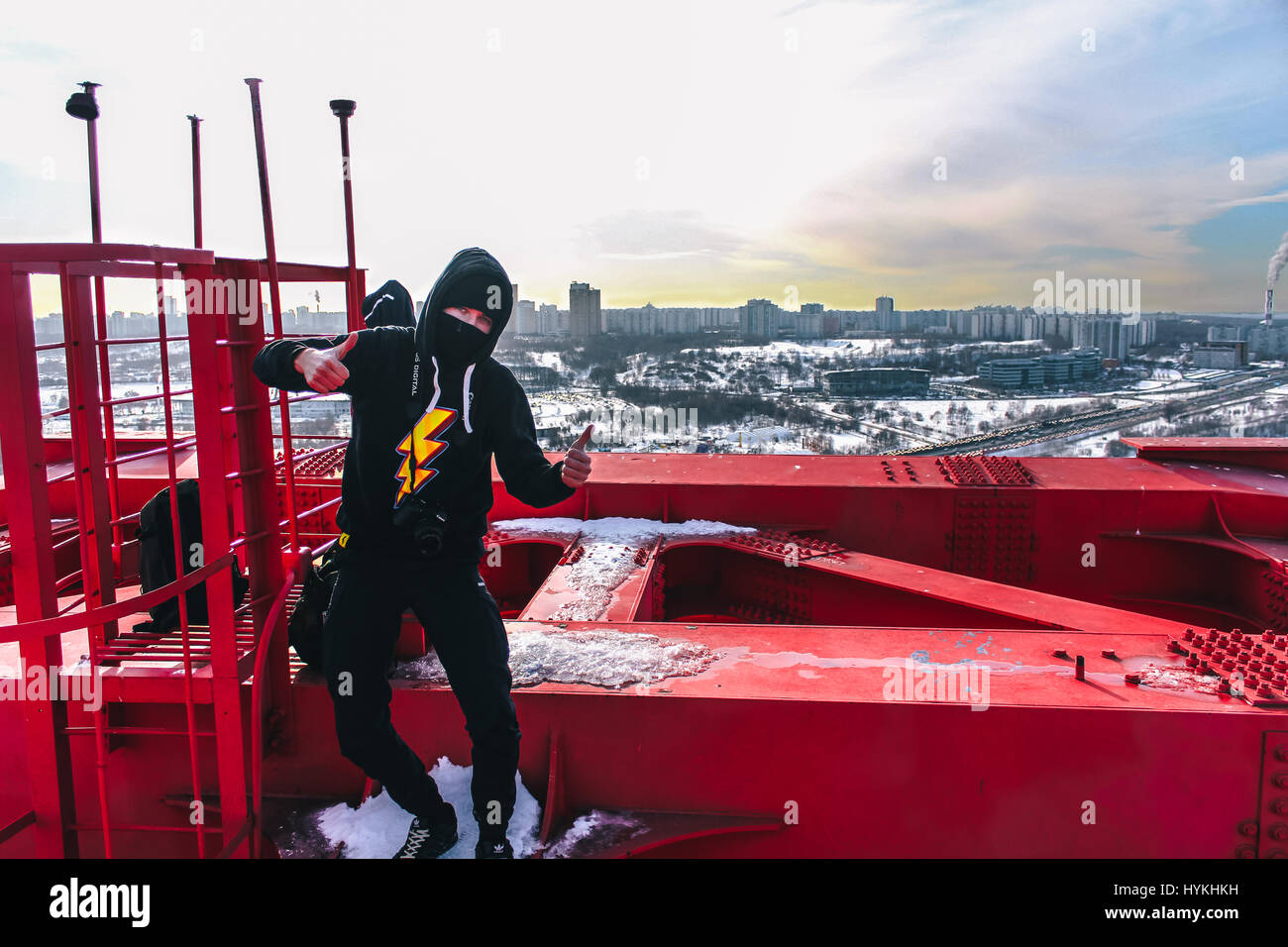 MOSCOW, RUSSIA: WATCH as one thrill seeker climbs the highest cable ...