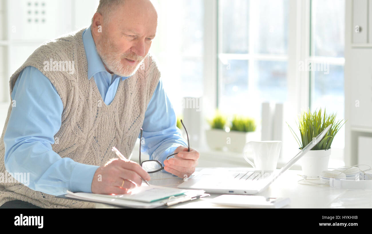 Computer elderly hi-res stock photography and images - Alamy