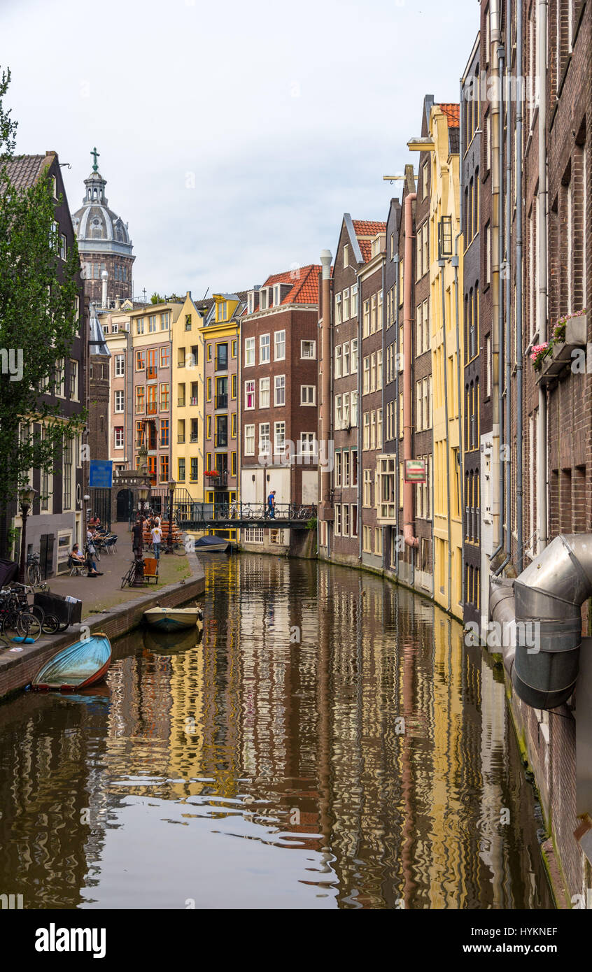 Canal in De Wallen district of Amsterdam Stock Photo - Alamy
