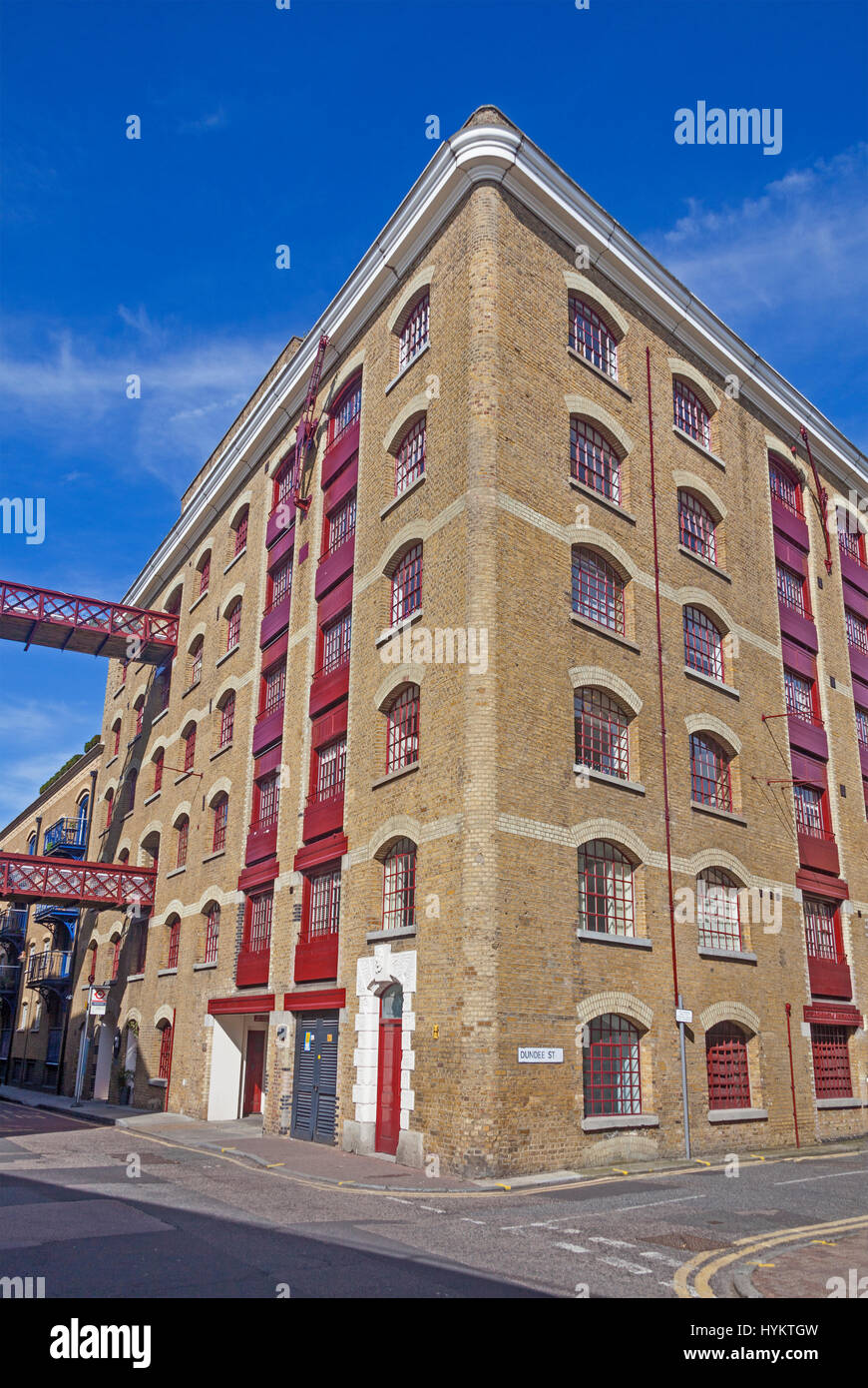 Wapping high street hi-res stock photography and images - Alamy
