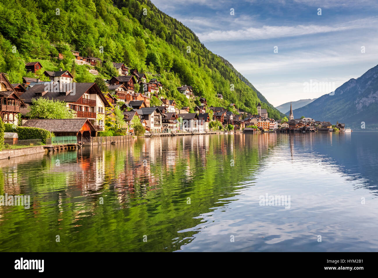 Breathtaking sunrise at Hallstattersee lake in Hallstatt, Alps, Austria ...