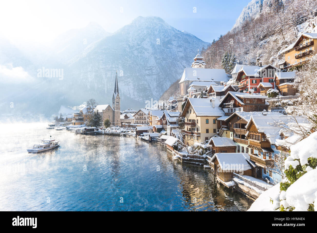 Classic postcard view of famous Hallstatt lakeside town in the Alps ...