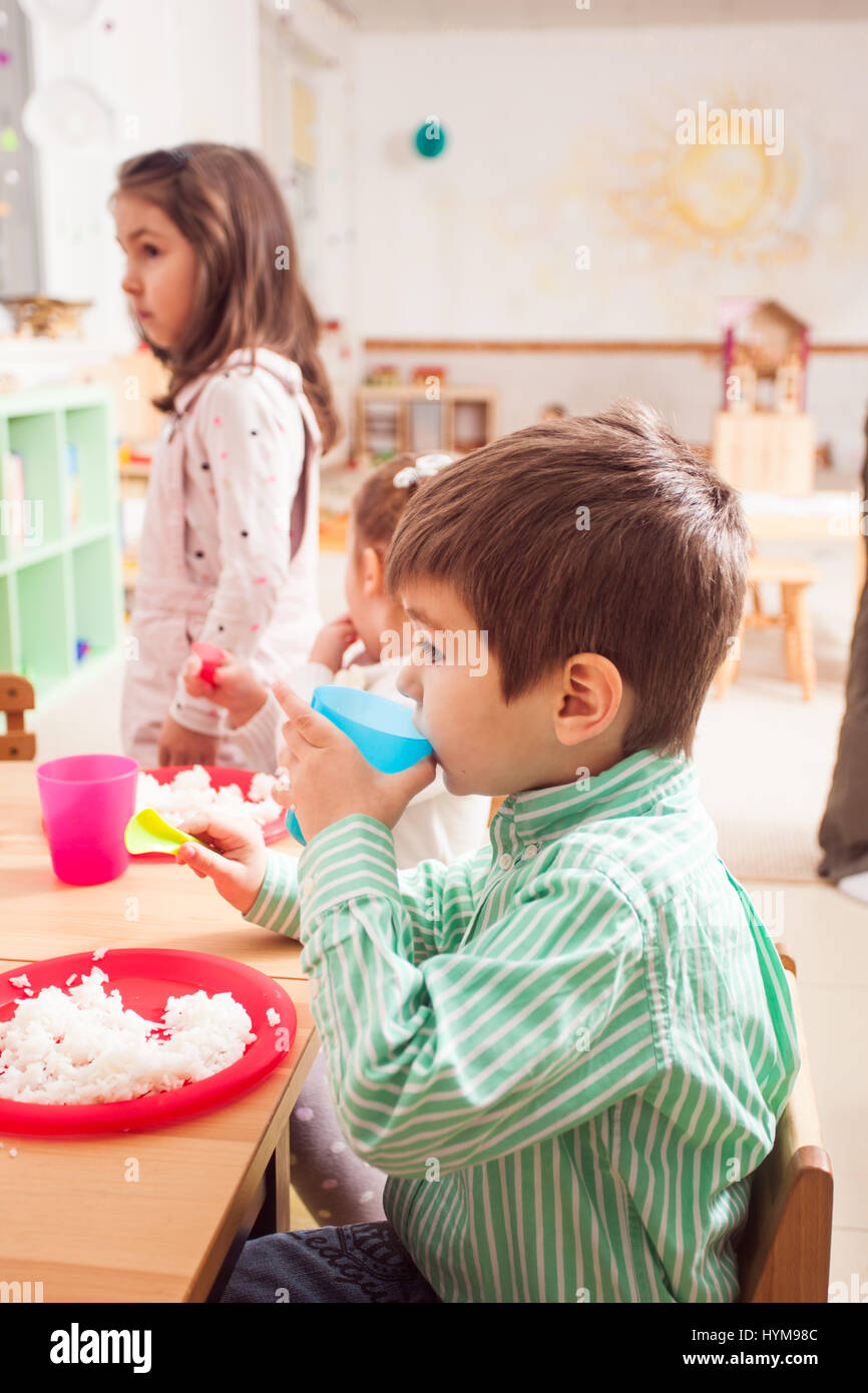 Time to eat in kindergarten Stock Photo - Alamy