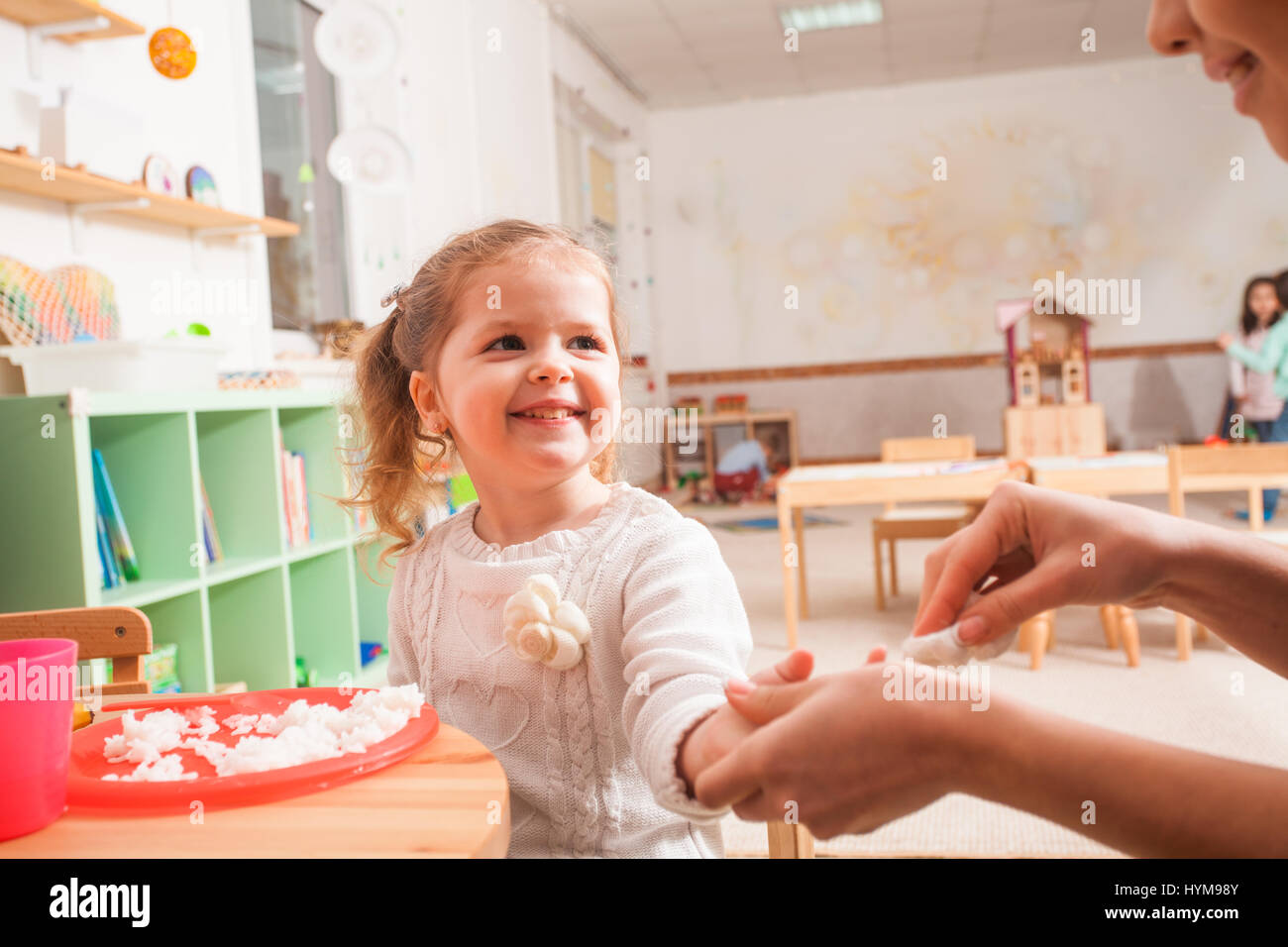 Time to eat in kindergarten Stock Photo - Alamy