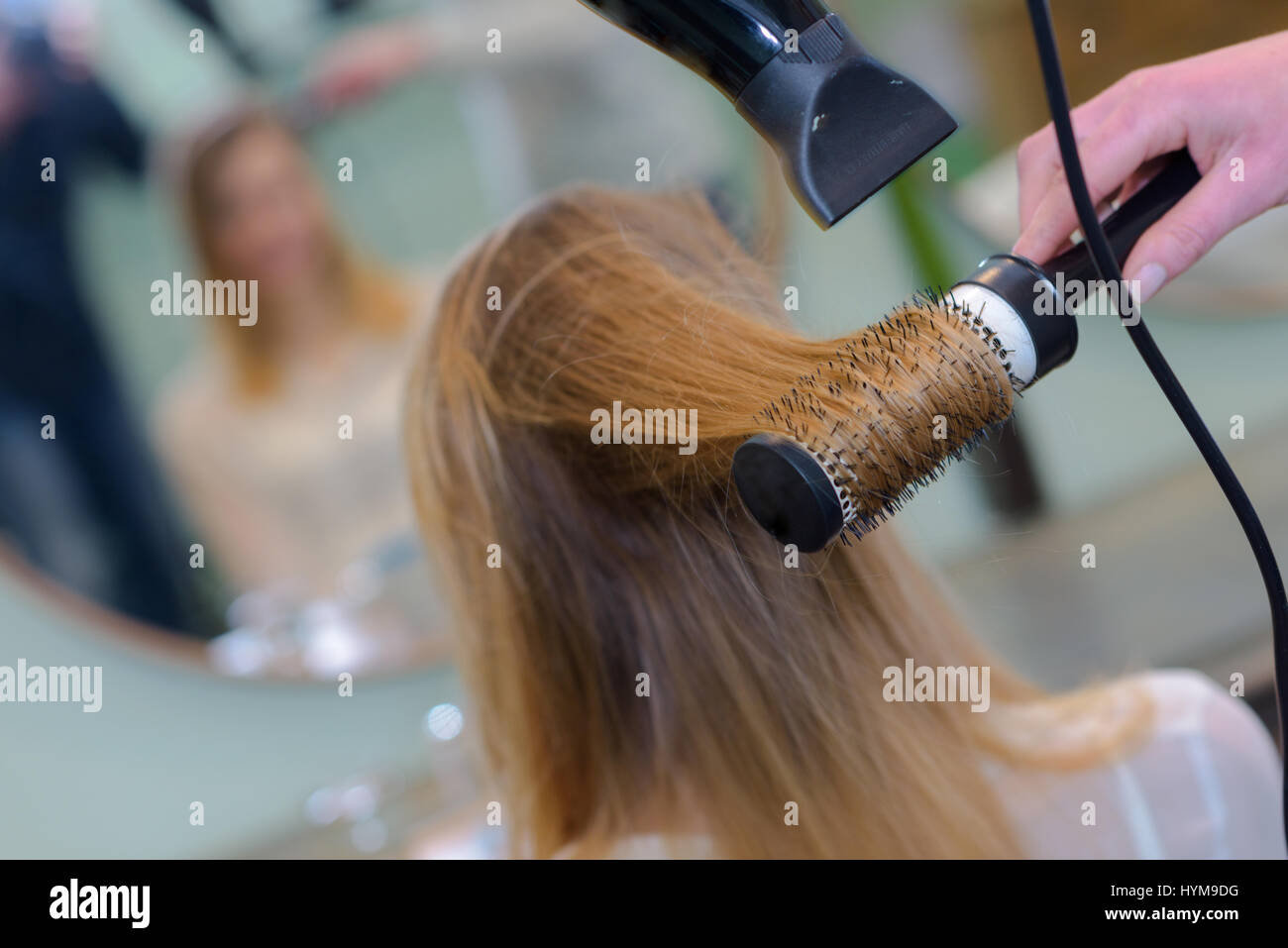 Woman's hair being styled by hairdresser Stock Photo - Alamy