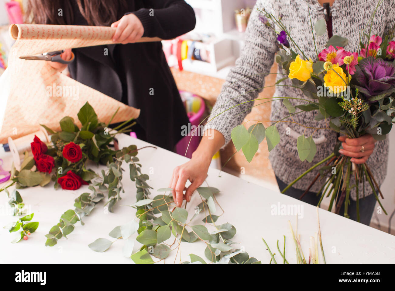 Florist making a bouquet Stock Photo - Alamy