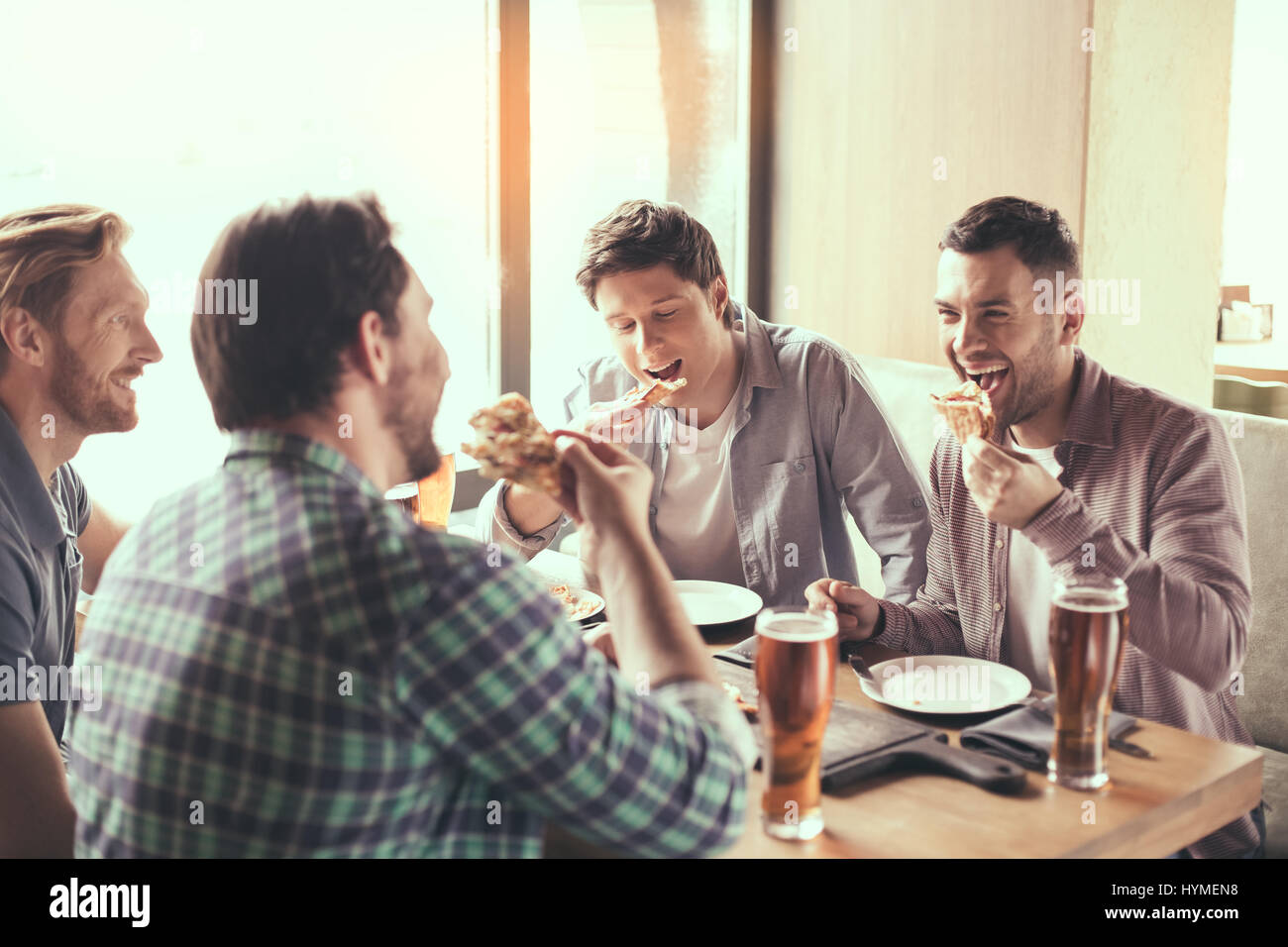Happy friends restaurant pizza hi-res stock photography and images - Alamy