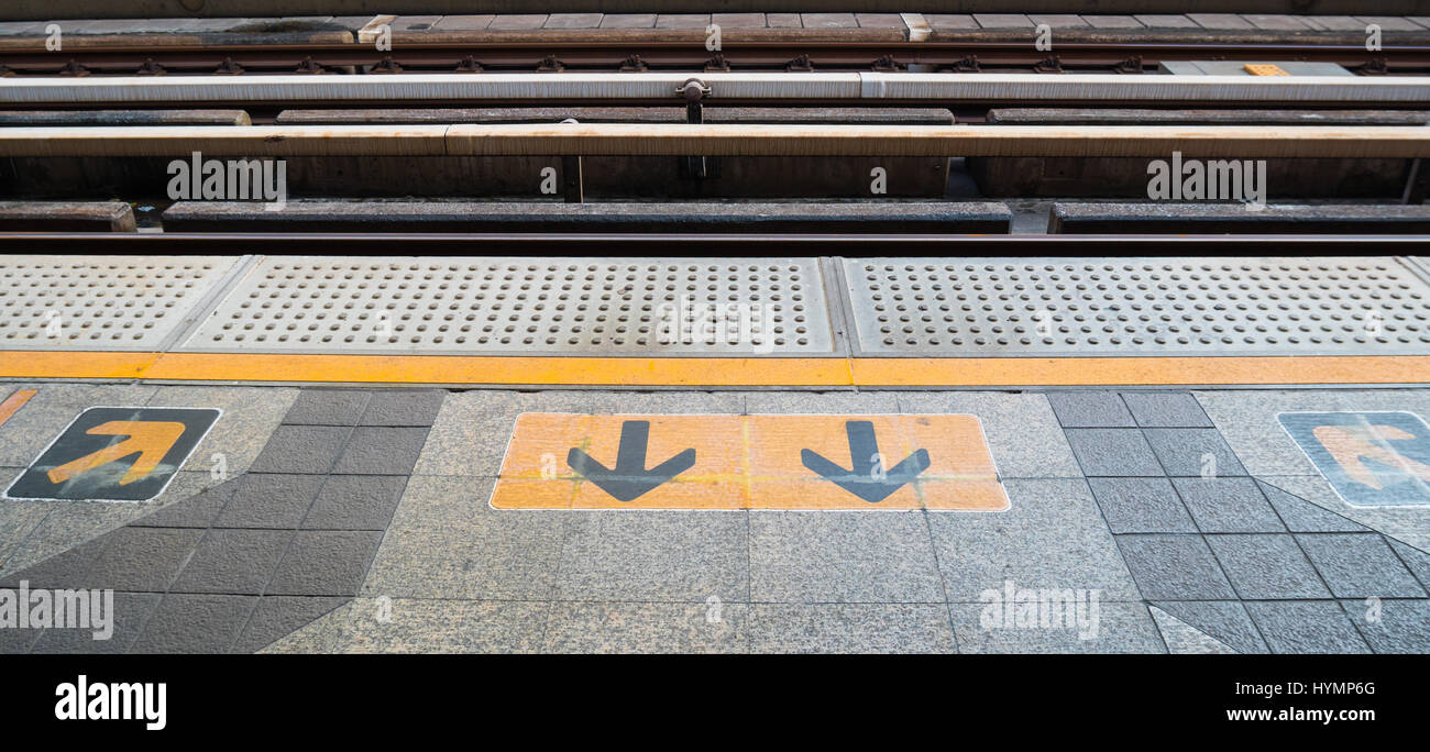 Arrow sign on Railway platform at train station Stock Photo - Alamy