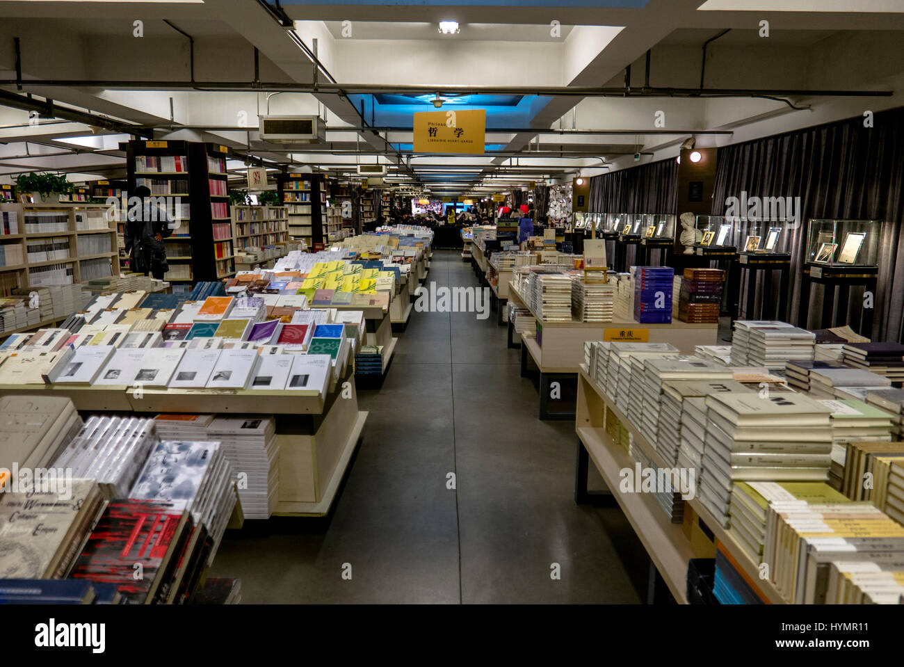 Chinese readers in Librairie Avant-Garde Book store, one of China's ...