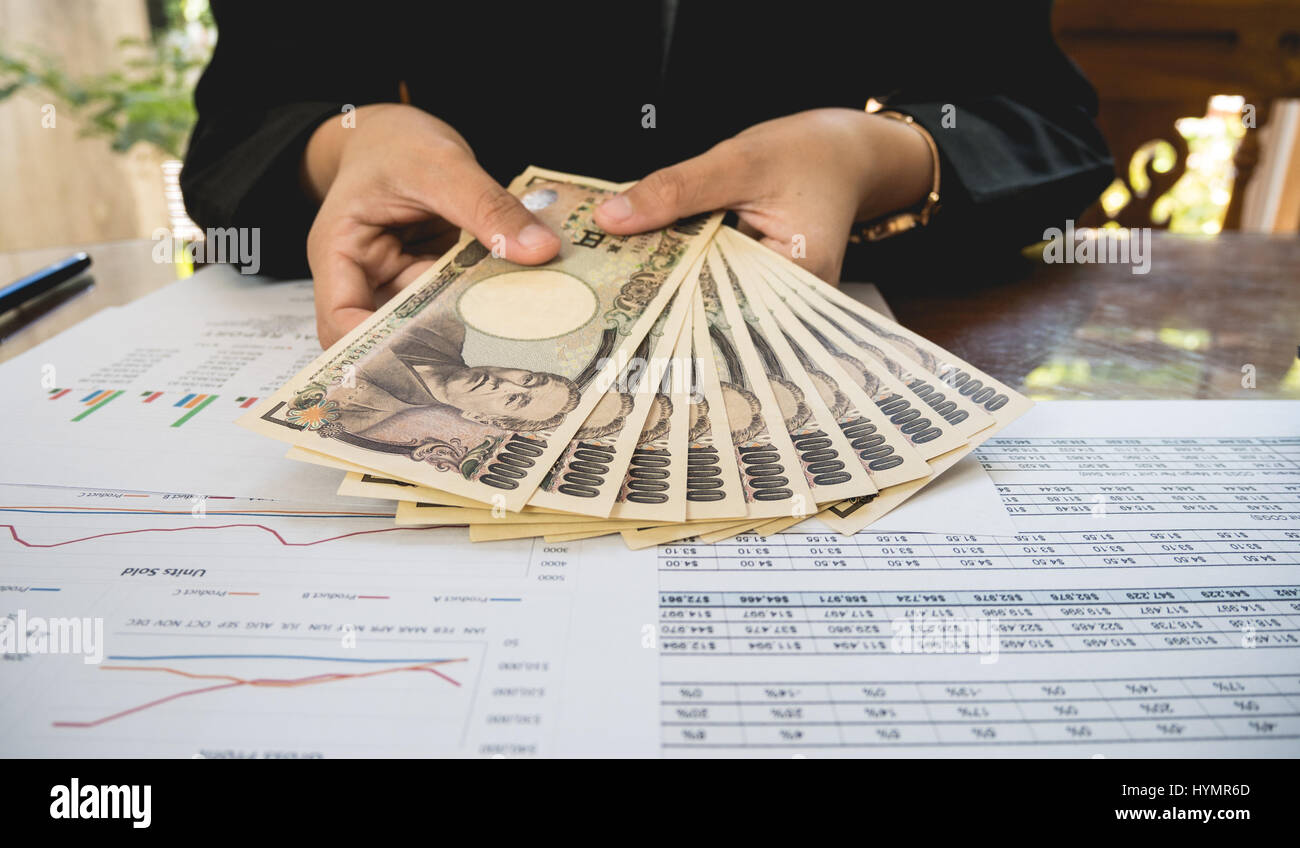 Japanese woman money hi-res stock photography and images - Alamy