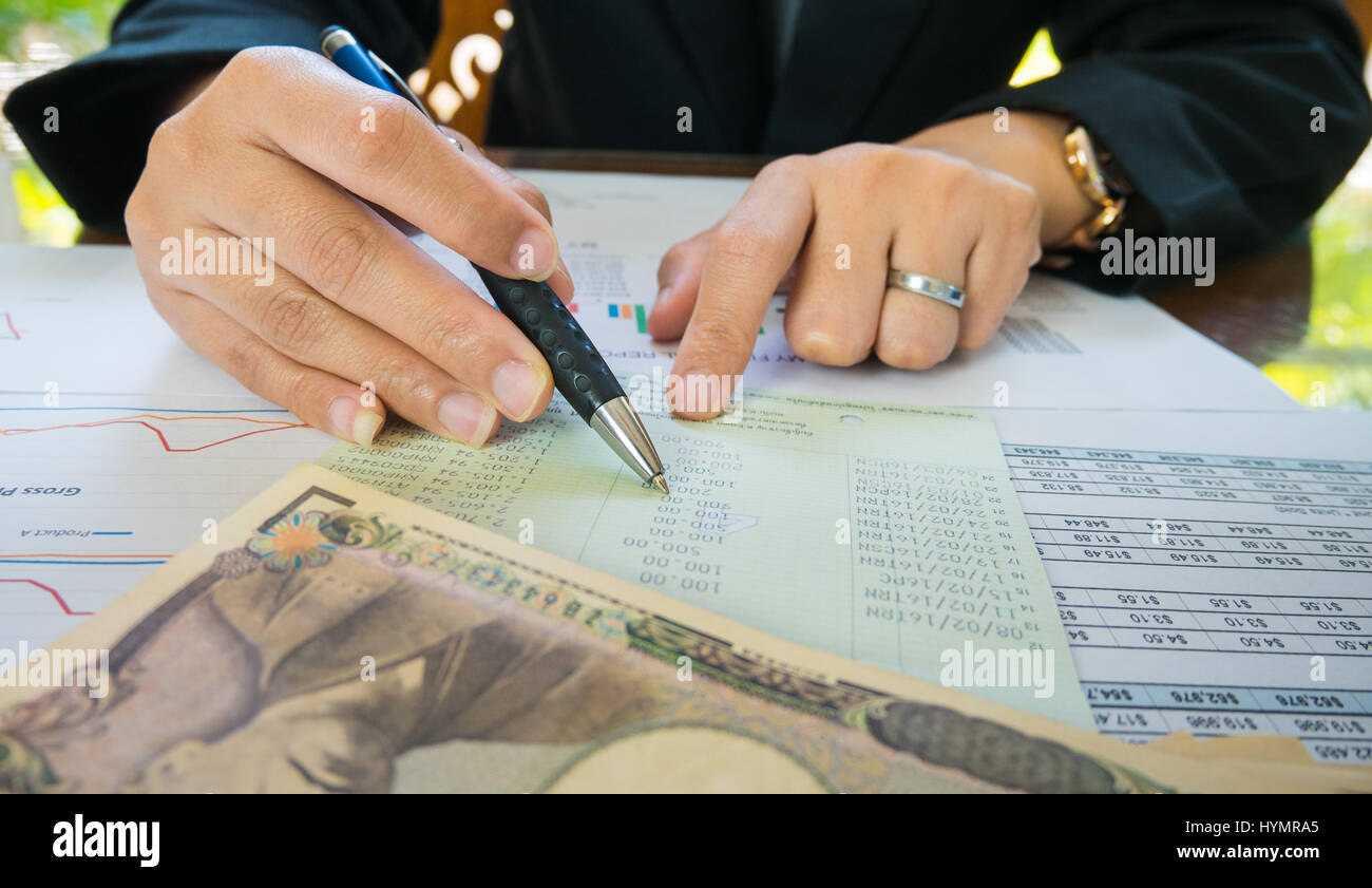 Cash point counting money hi-res stock photography and images - Alamy