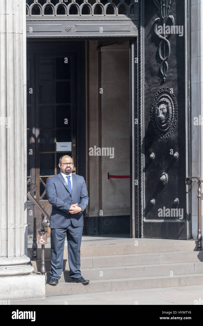 Security guard at the Visitor's entrance to the Bank of England, the ...