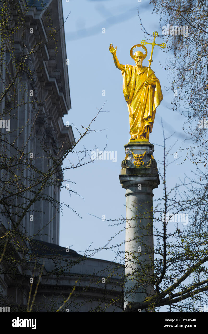 Statue outside st pauls cathedral hi-res stock photography and images ...