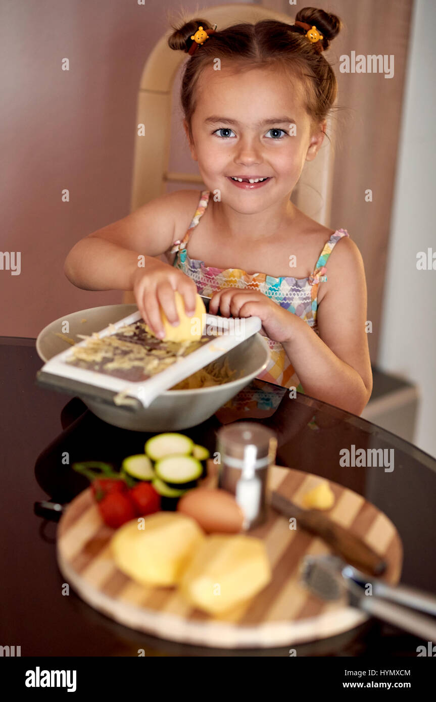 Girl home cooking hi-res stock photography and images - Alamy