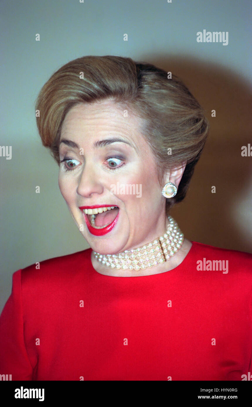 Pearl choker hi-res stock photography and images - Alamy