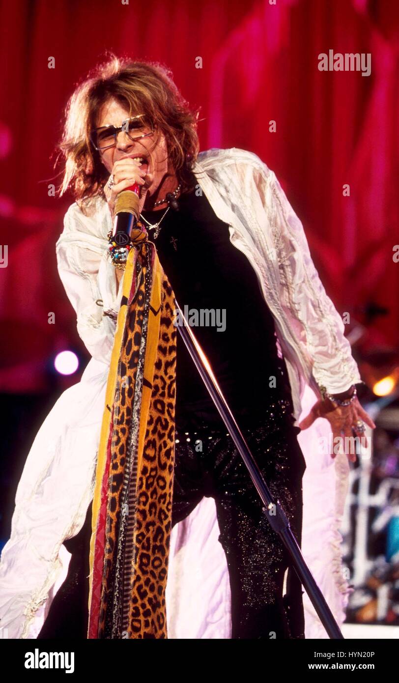Steven tyler on stage hi-res stock photography and images - Alamy