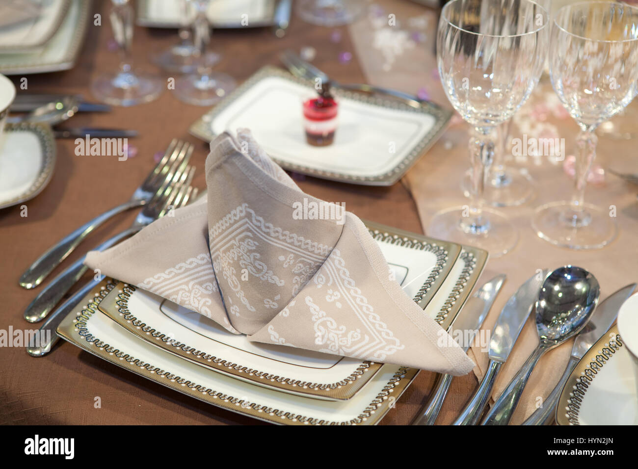 Elegant table set for a wedding dinner Stock Photo - Alamy
