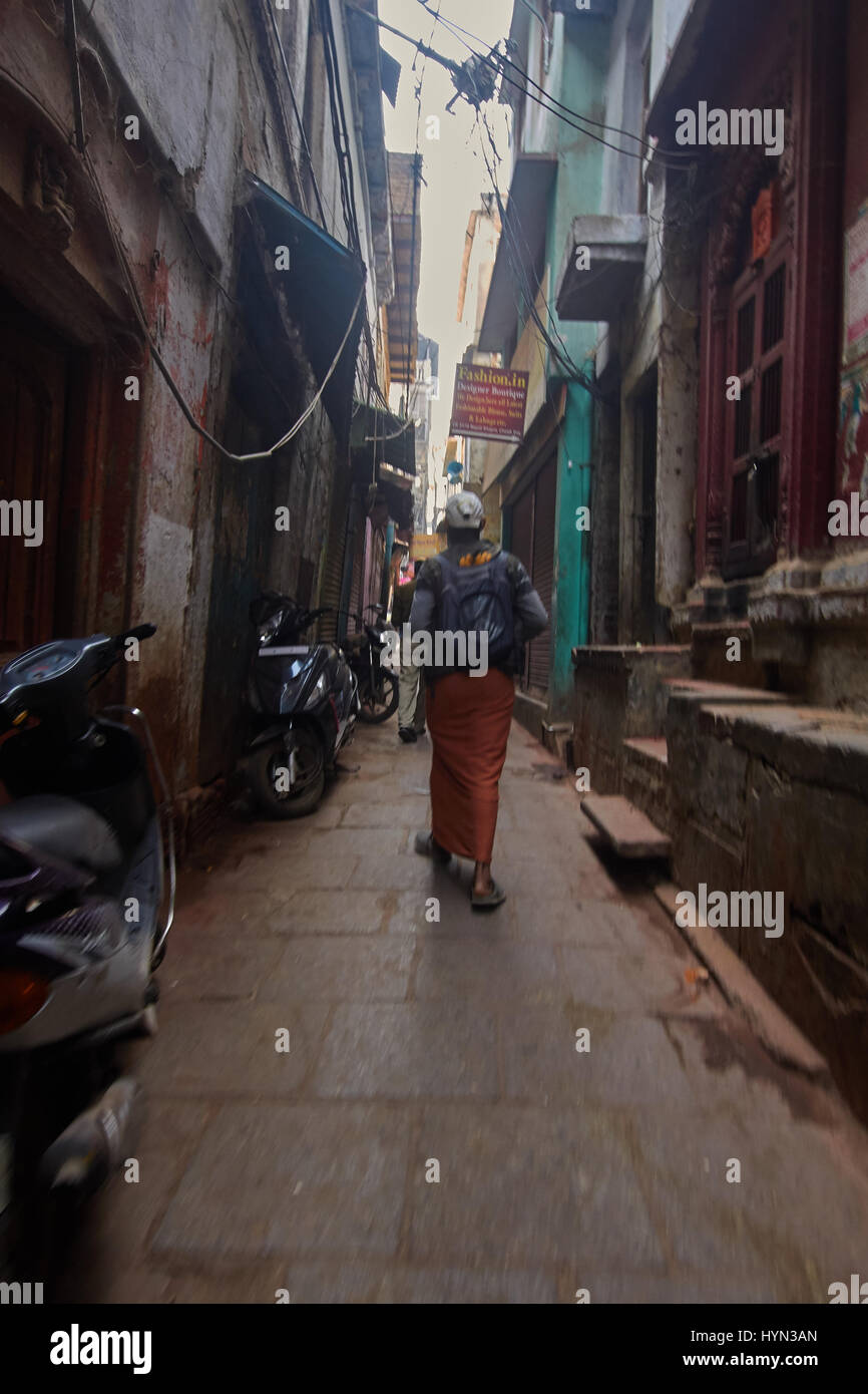 Indian people in alleyway in the holy city of Varanasi, Benares ...
