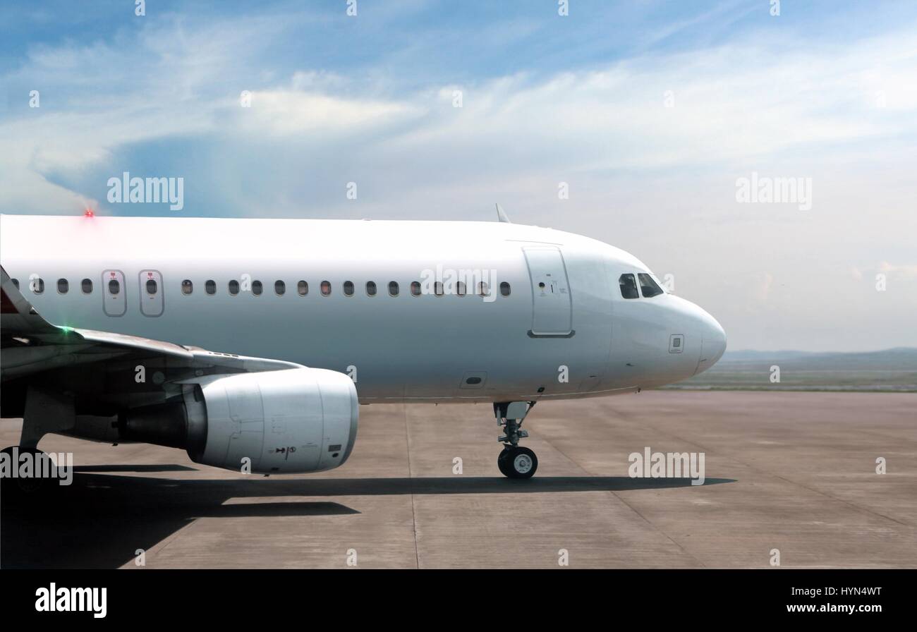 Airplane ready to take off from side view Stock Photo - Alamy