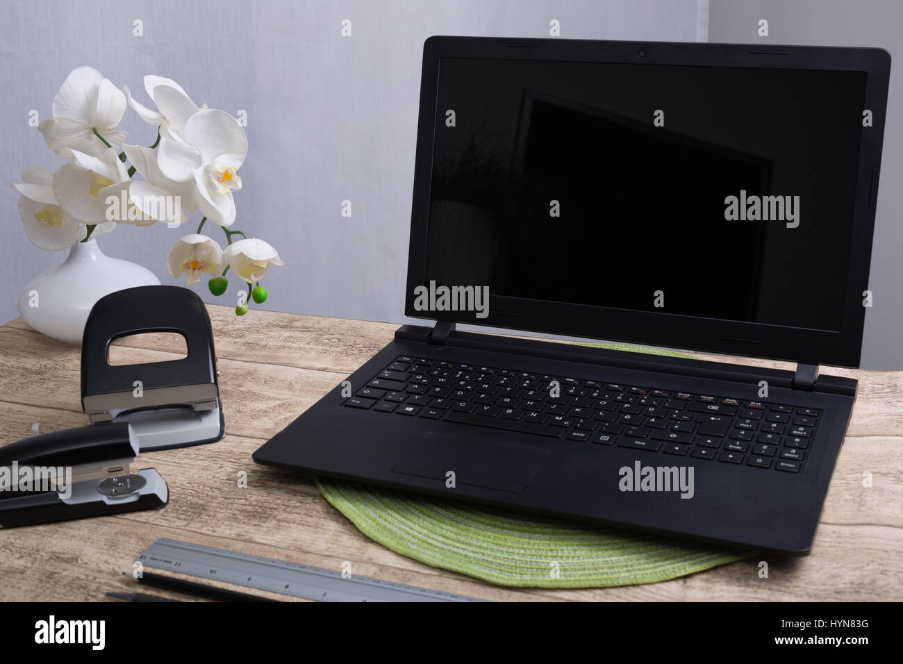Desk laptop computer flowers hi-res stock photography and images - Alamy