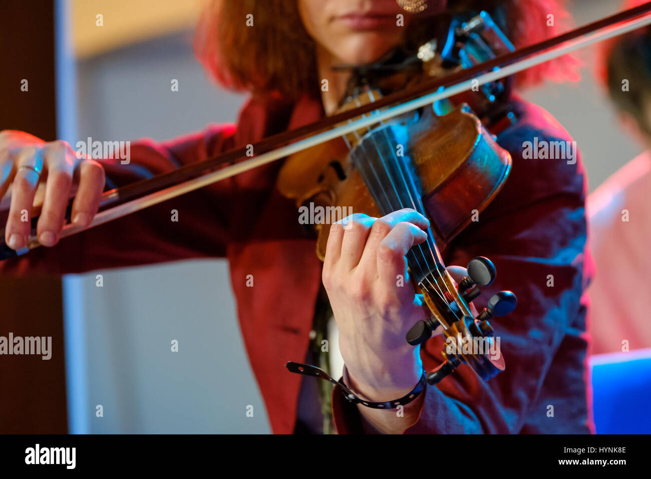 Classical violin player hi-res stock photography and images - Alamy