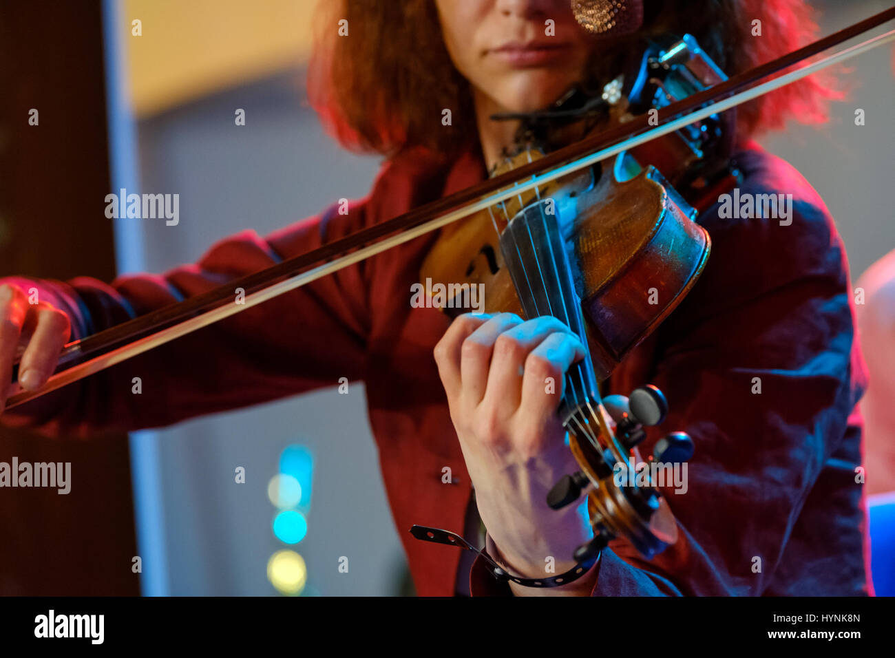 Young woman playing the violin Stock Photo - Alamy