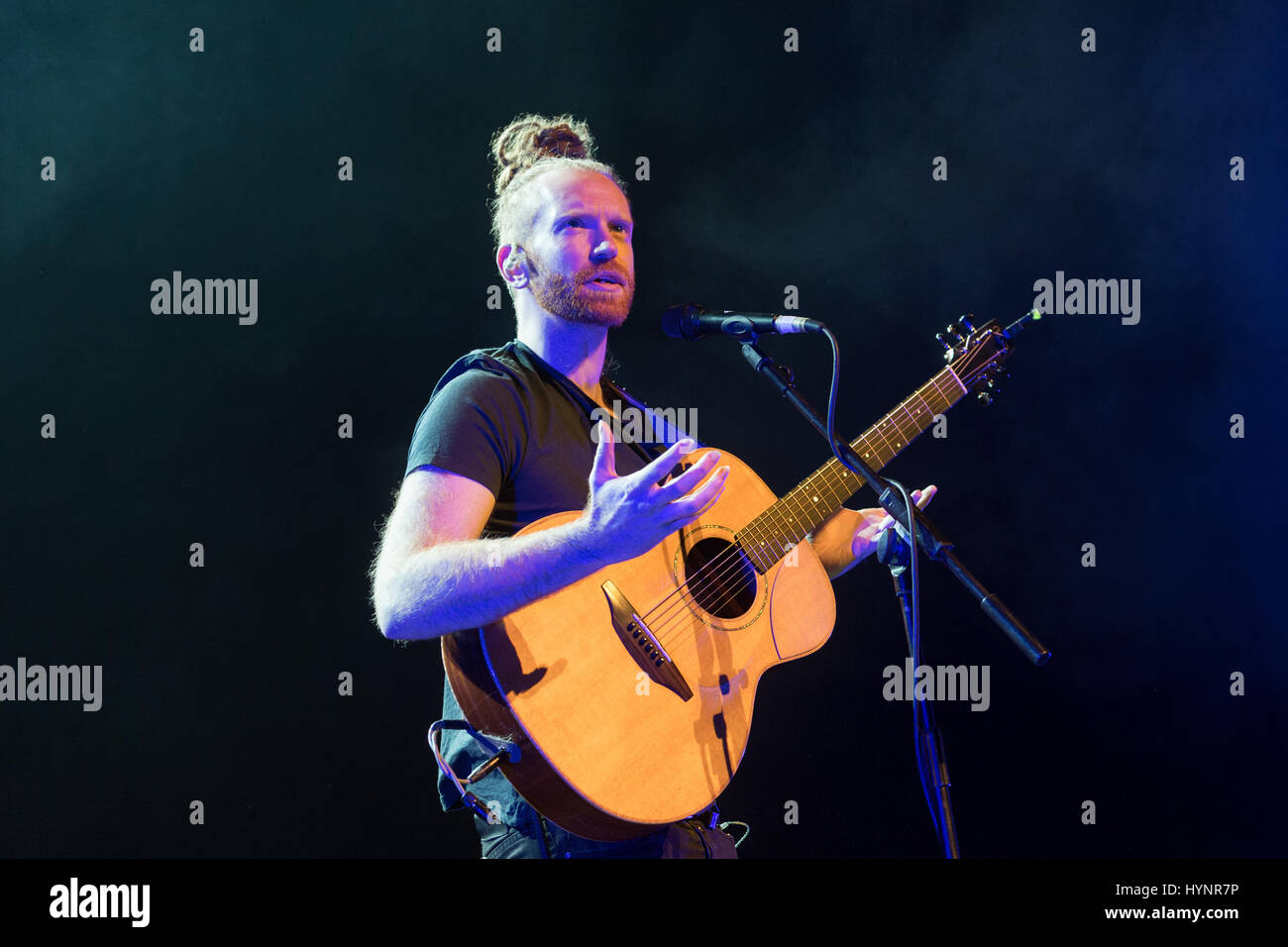 Newton faulkner musician hi-res stock photography and images - Alamy