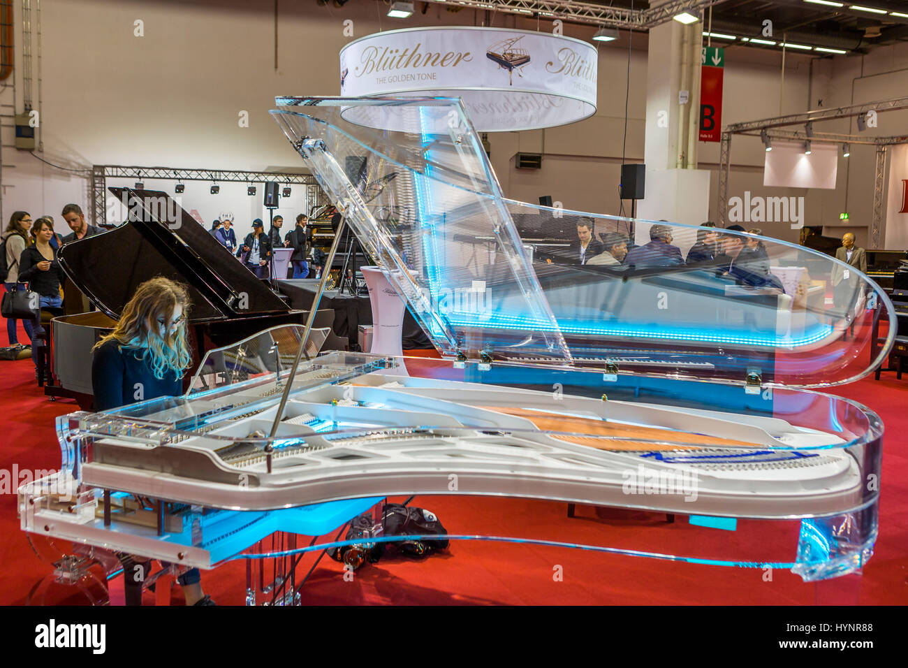 Glass grand piano hi-res stock photography and images - Alamy