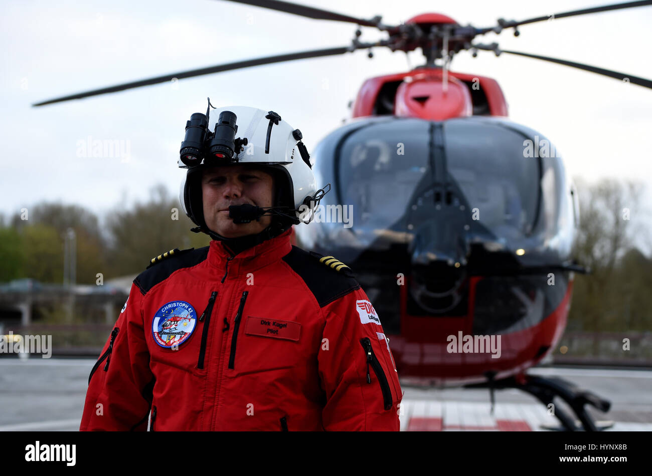 Rendsburg, Germany. 5th Apr, 2017. Pilot Dirk Kugel wears night vision ...