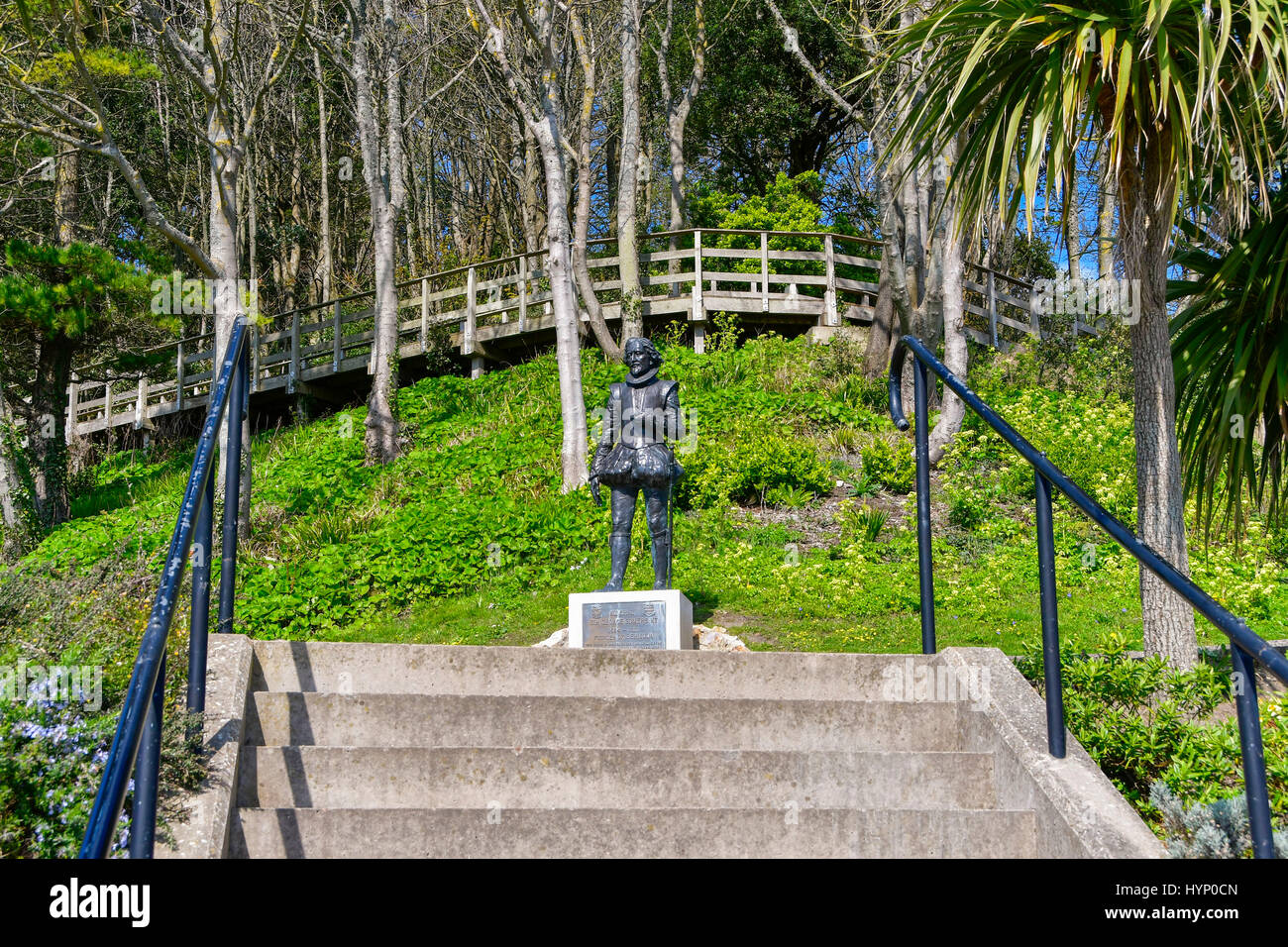 Lyme Regis, Dorset, UK. 6th April 2017. UK Weather. Warm sunshine in ...