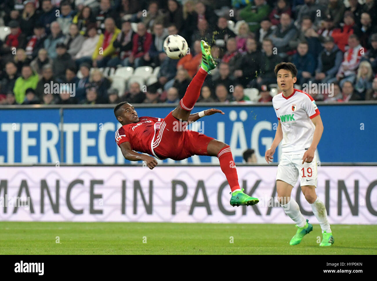 dpatop - Ingolstadt's Roger (C) in action, with Augsburg's Ja-Cheol Koo ...