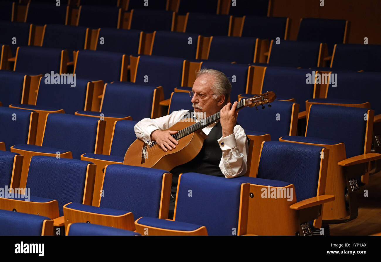 Duesseldorf, Germany. 05th Apr, 2017. Spanish guitarist Pepe Romero ...
