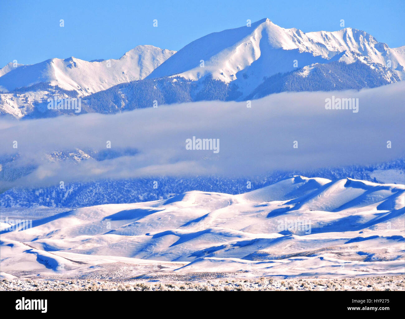 Mosca, USA. 5th Apr, 2017. A light dusting of snow covers Cleveland ...