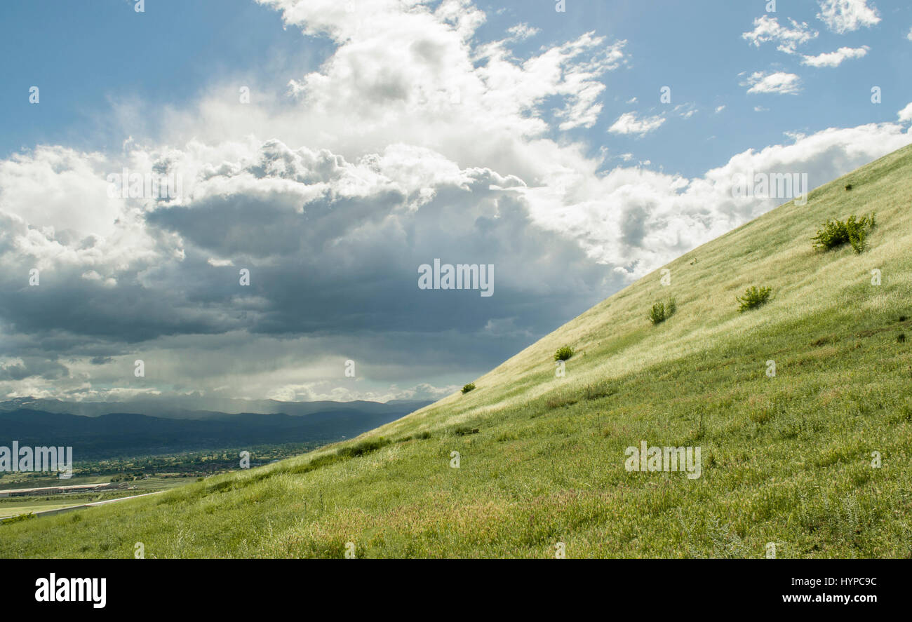 Green grass valley hi-res stock photography and images - Alamy