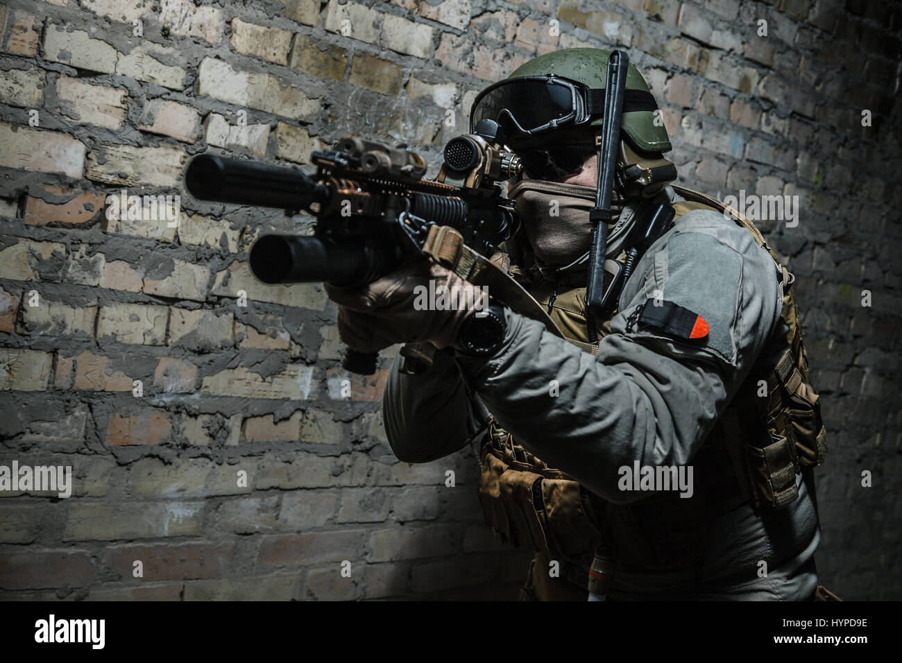 Army soldier aiming weapons Stock Photo - Alamy