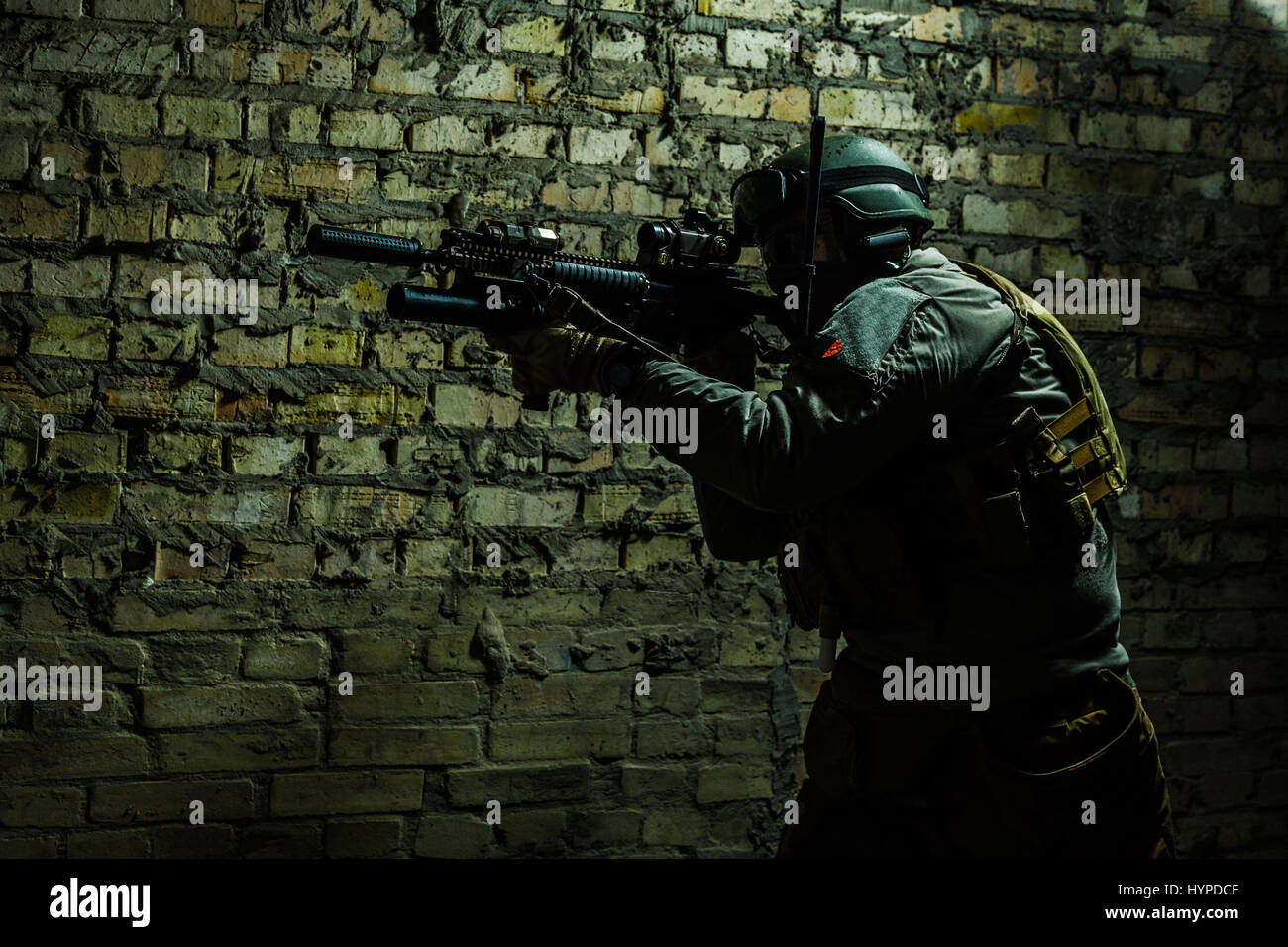 Army soldier aiming weapons Stock Photo - Alamy