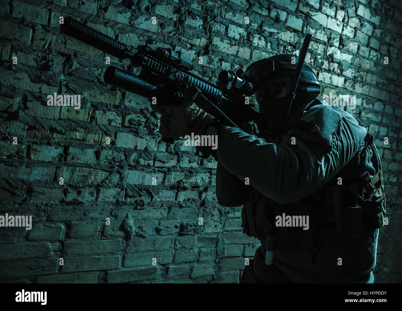 Army soldier aiming weapons Stock Photo - Alamy