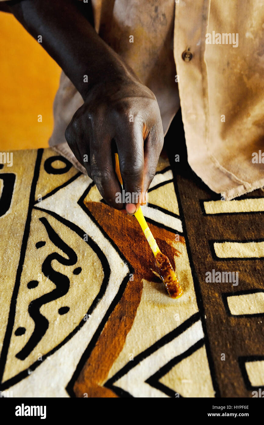 Africa, Mali, art and craft, Segou, spinning thread for Bogolan cloth ...