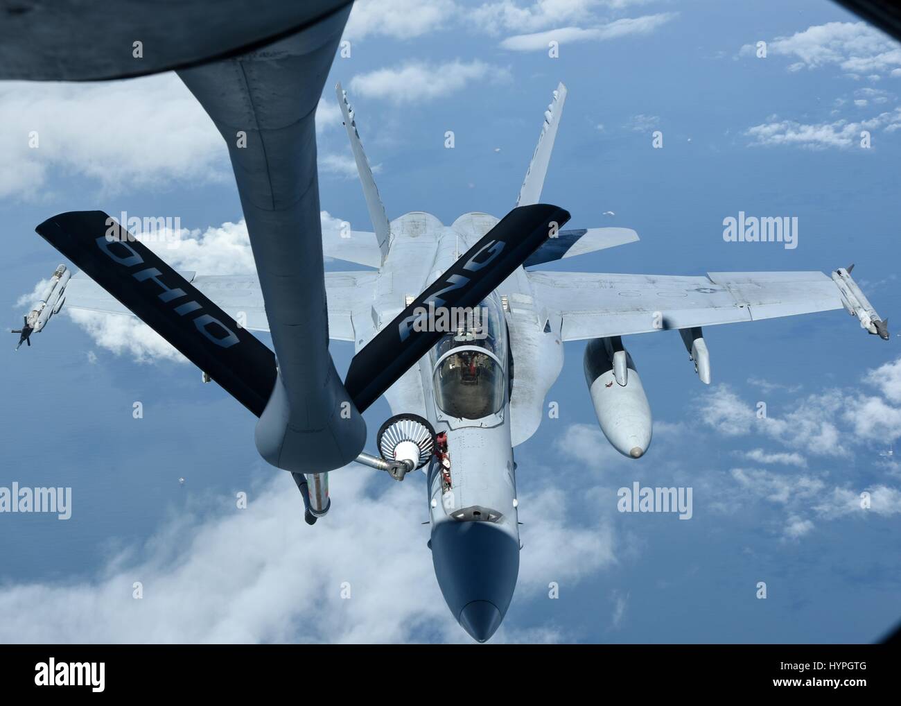 Refueling an a 10 in flight hi-res stock photography and images - Alamy