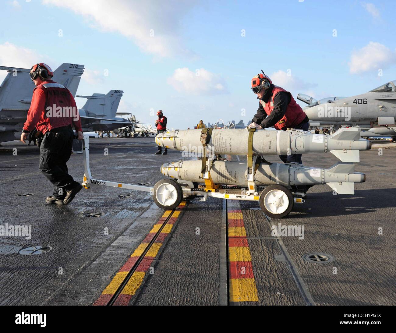 Navy soldiers hi-res stock photography and images - Alamy