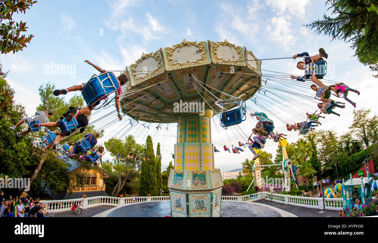 BARCELONA - SEP 5: People have fun at the carousel flying swing ride ...