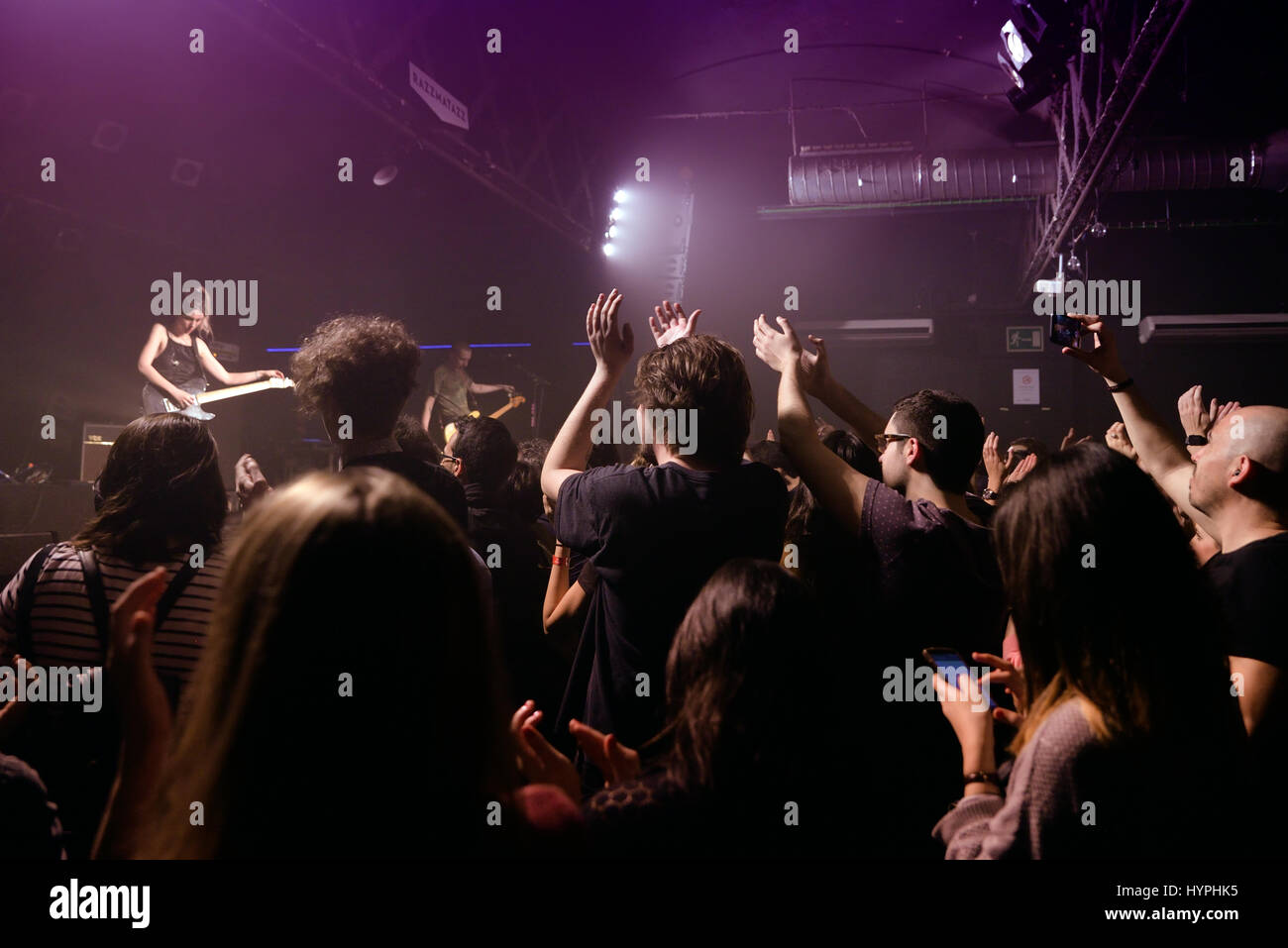 Crowd clapping at concert hi-res stock photography and images - Alamy