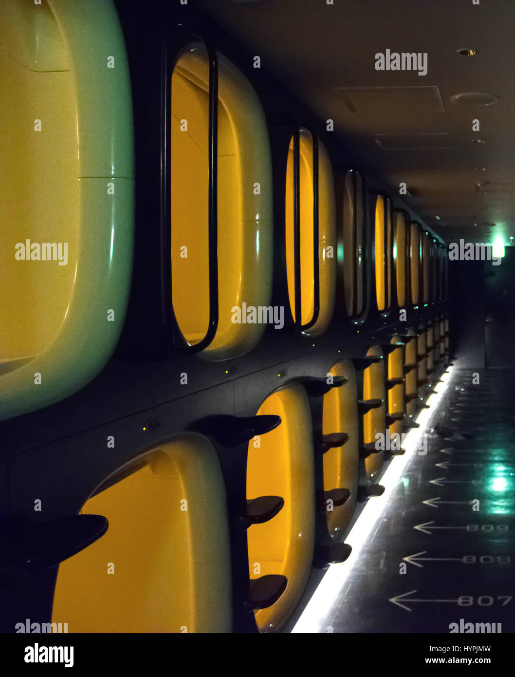 Tokyo japan interior capsule hotel hi-res stock photography and images ...