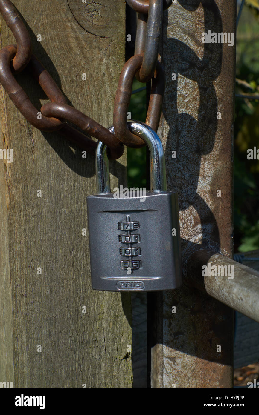 Padlock on gate hi-res stock photography and images - Alamy