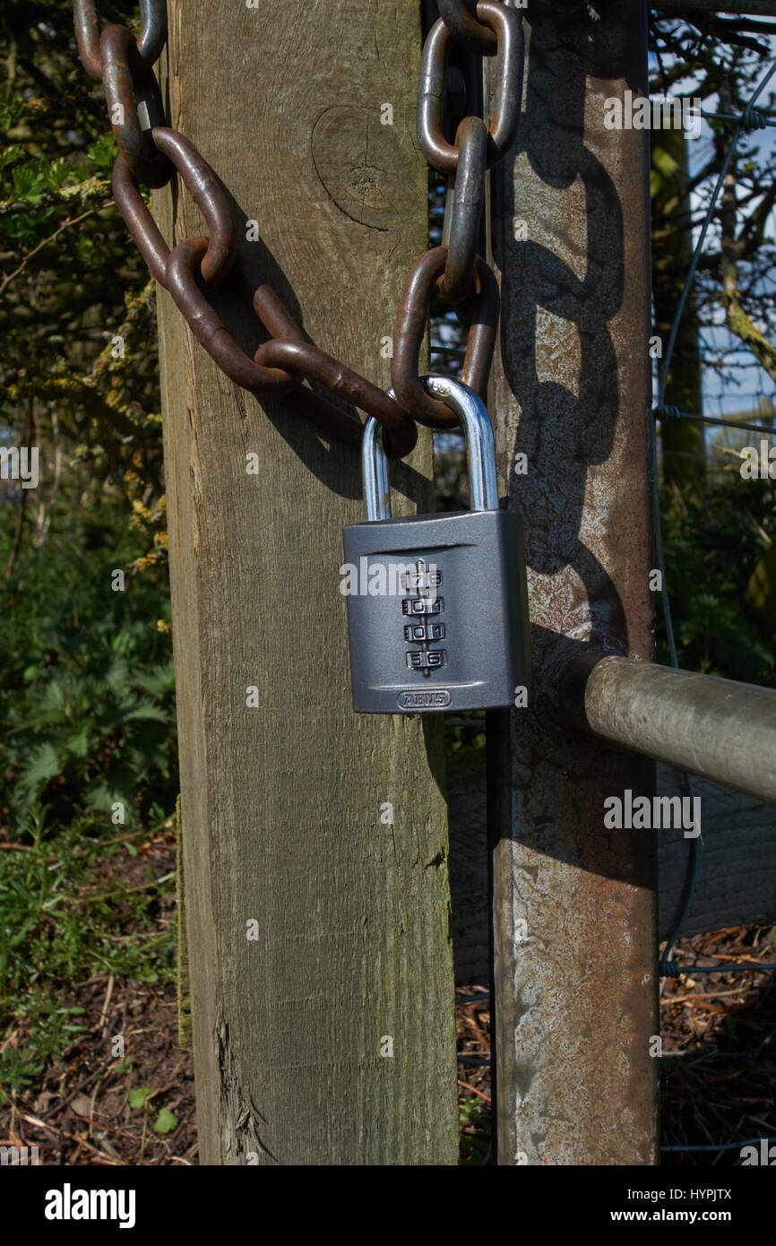 Padlock on gate hi-res stock photography and images - Alamy