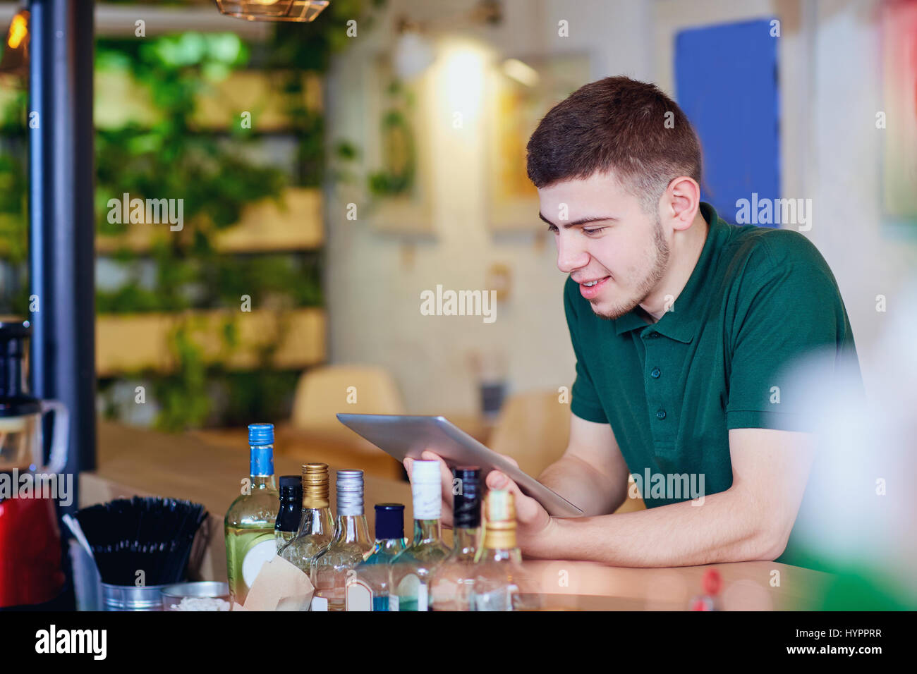 Bartenders occupation hi-res stock photography and images - Alamy