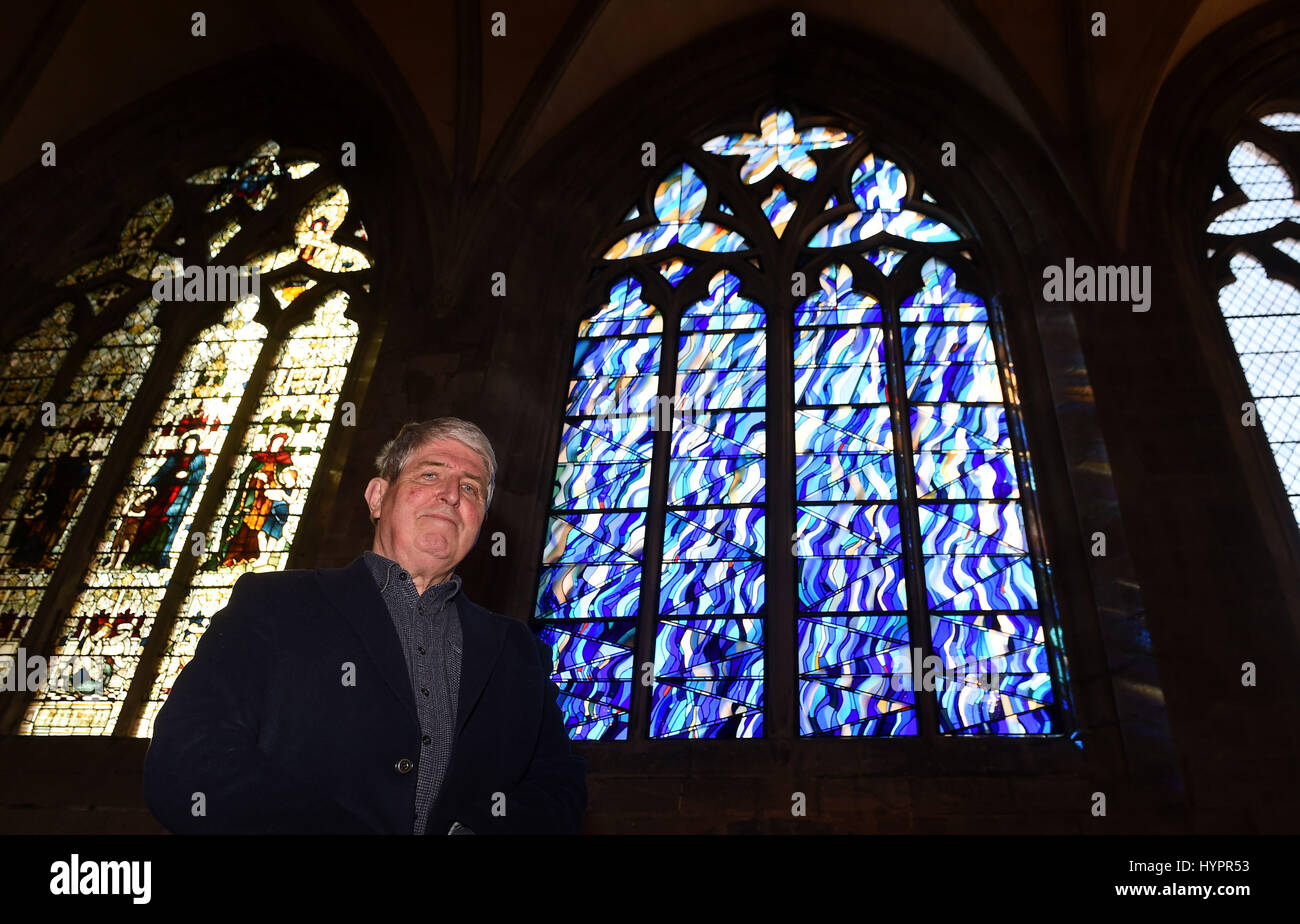 Sculptor John Maine in front of the new Special Air Service 'Ascension ...